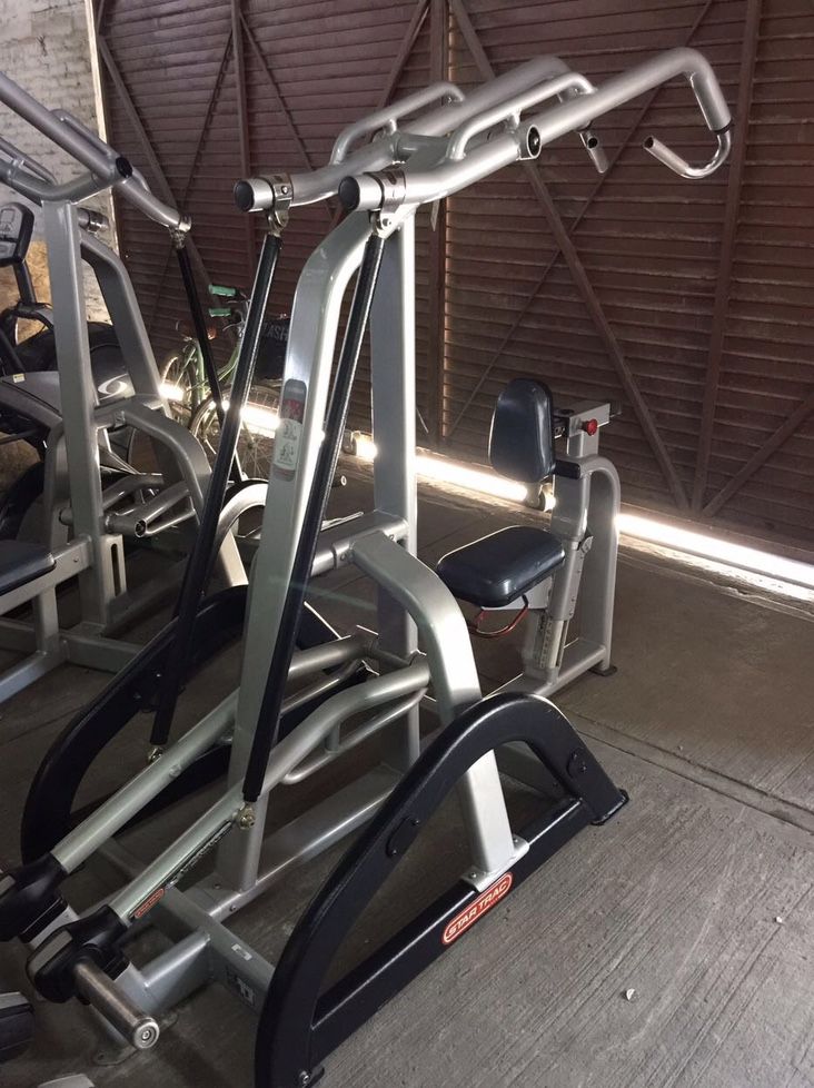 StarTrac Leverage High Row / Remo-Espalda – Equipos Para Gym Steelman